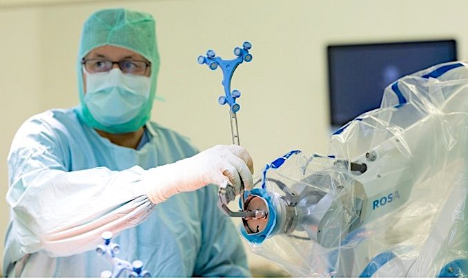 ROBOT PRÉCIEUX – Rosa pose les prothèses de genoux - PresseLib