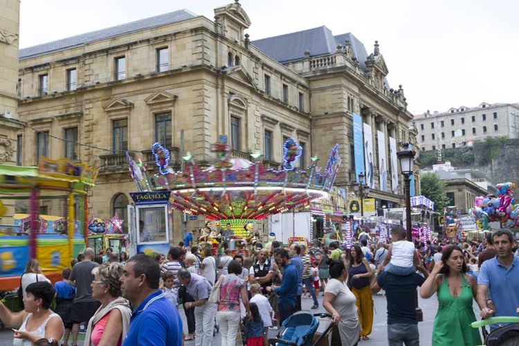 Feux d'artifice et festivités, plongée au cœur de la Semana Grande ...
